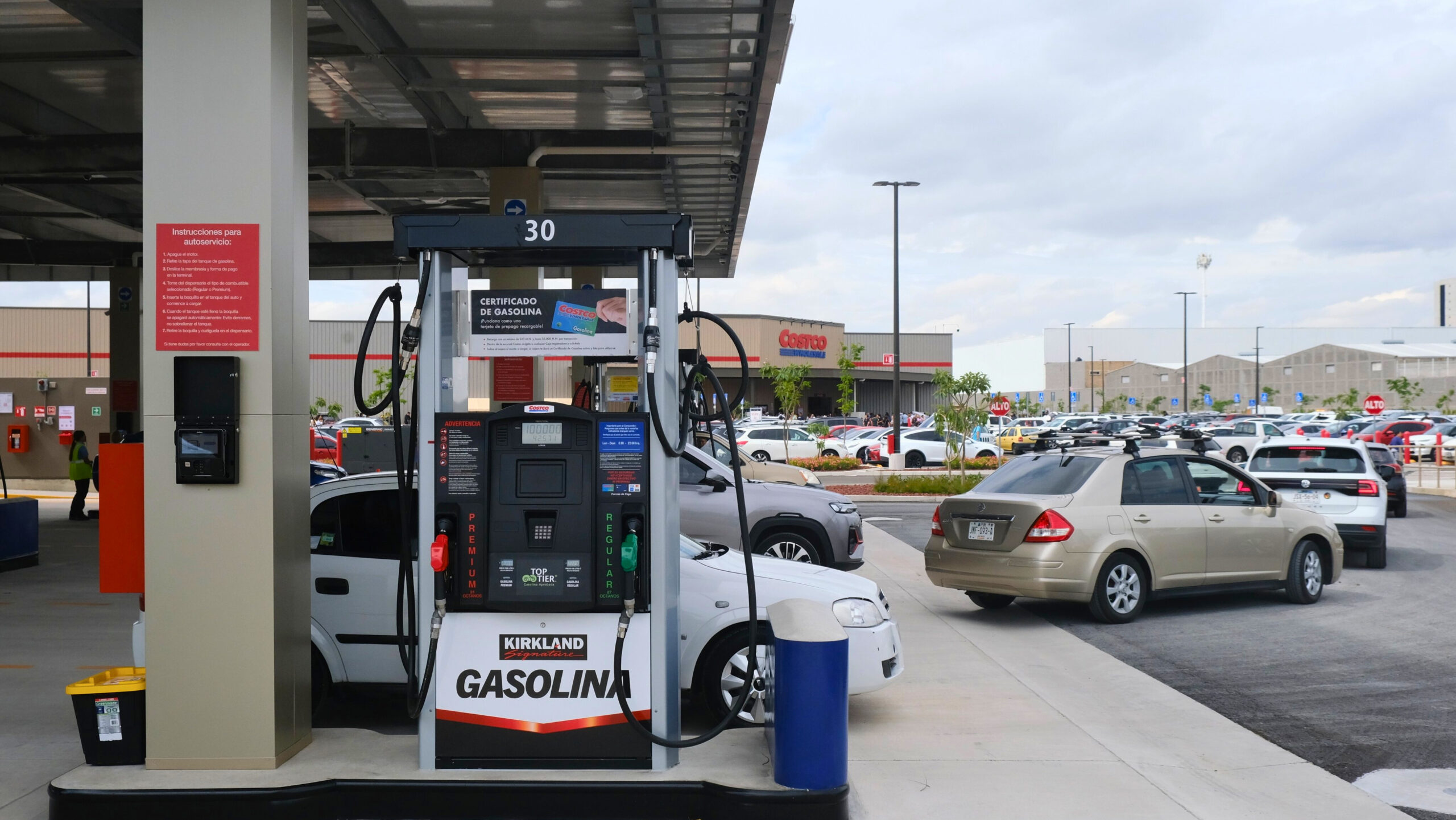 ¿Cuánto cuesta la gasolina en el nuevo Costco San Isidro de Guadalajara ...